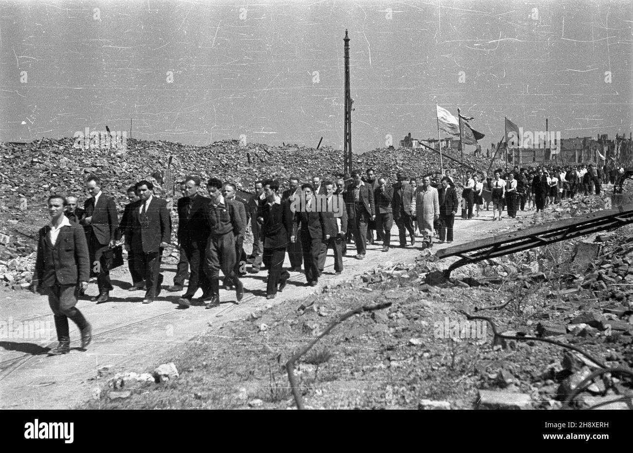 Warszawa, 1946. Pochód w ruinach getta idzie do kamiennej tablicy ku ...