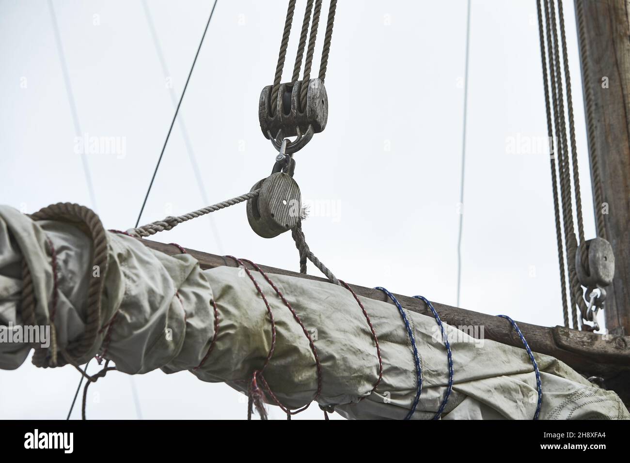 Ropes and pulleys hi-res stock photography and images - Alamy