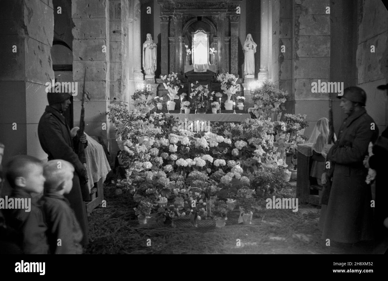 Polska, 1947-04. Wielka Sobota, Grób Pañski w kaplicy Grobu Pañskiego ...