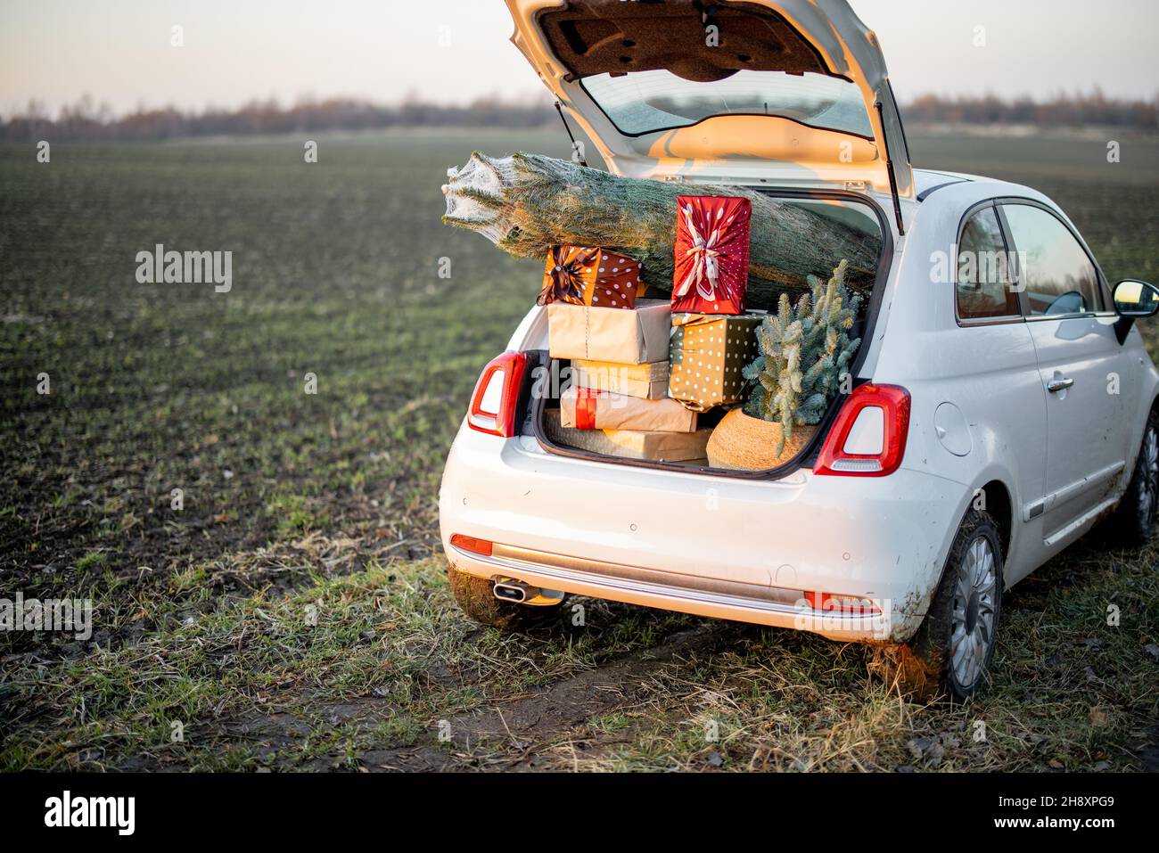 Car full of boxes hi-res stock photography and images - Alamy