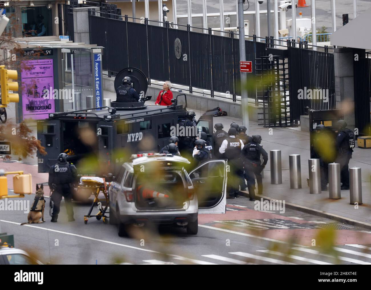 Standoff 2 hi-res stock photography and images - Alamy