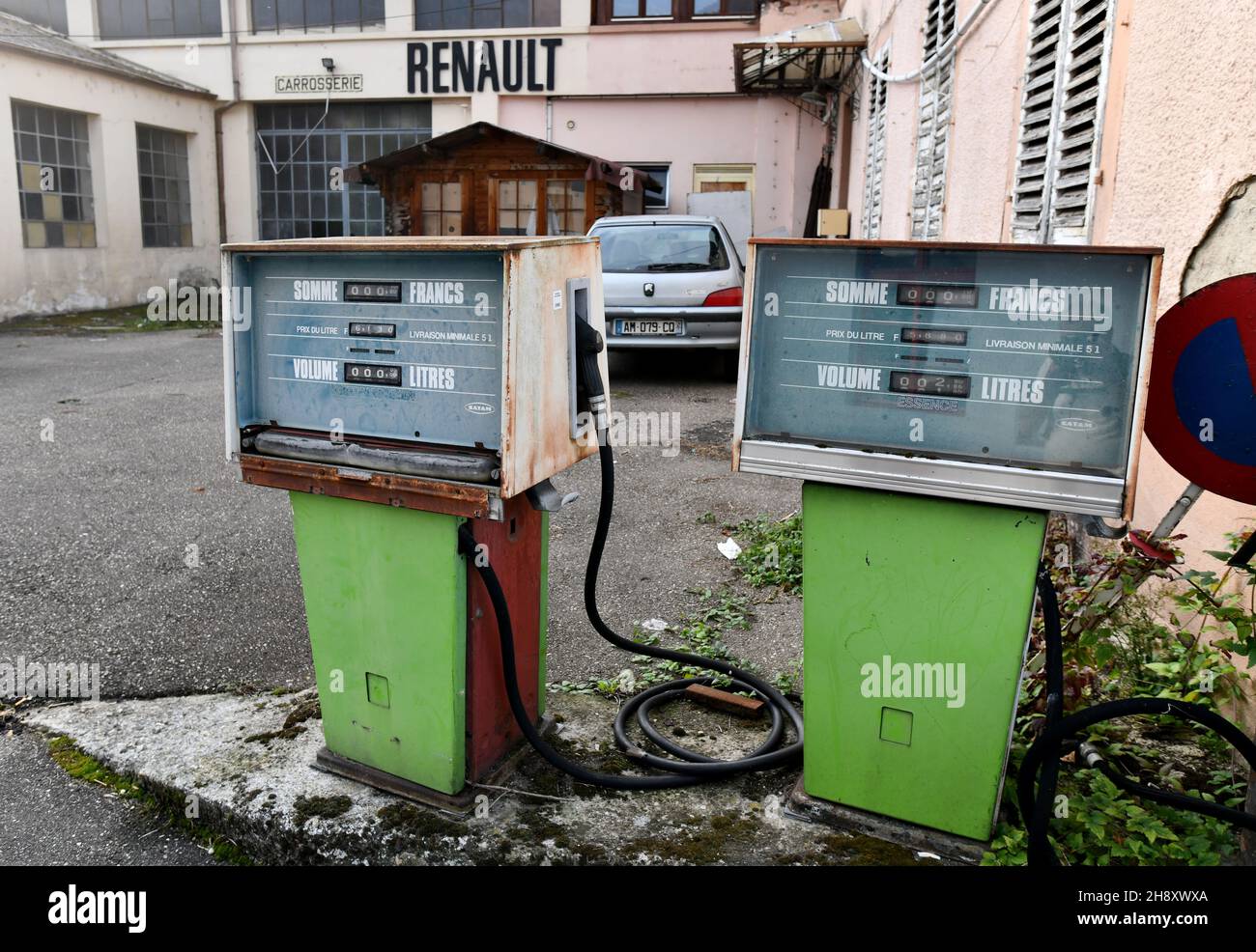 Fuel garage france hi-res stock photography and images - Alamy