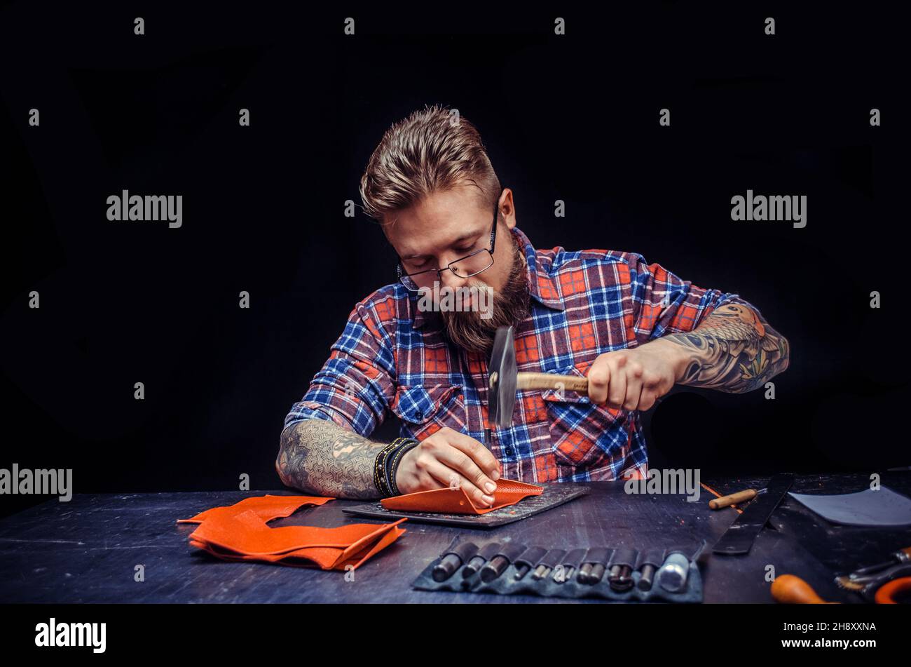 Currier produces leather goods Stock Photo - Alamy