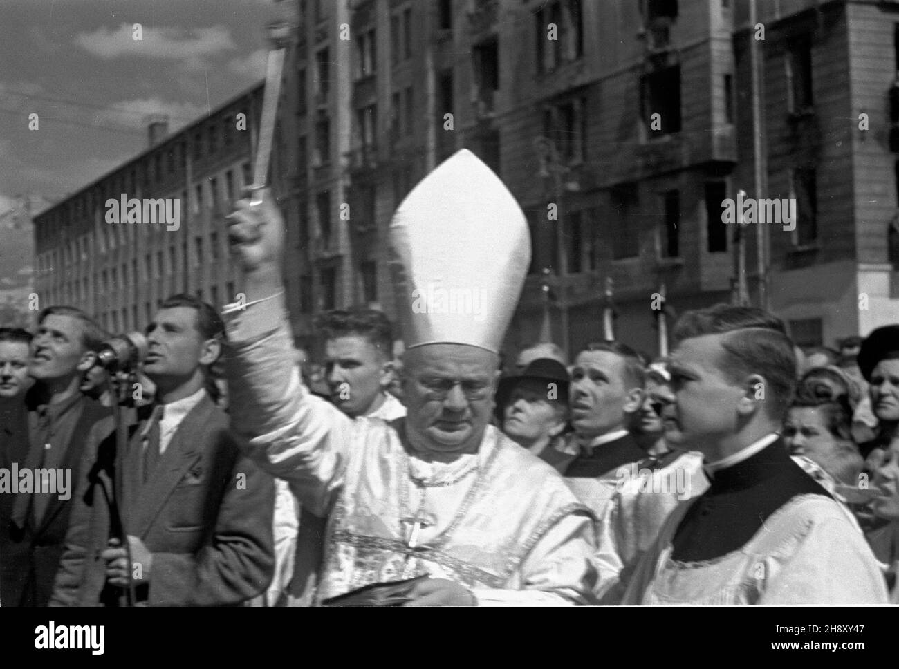 Warszawa, 1946-05-05. Uroczystoœæ ods³oniêcia tablicy pami¹tkowej ku ...
