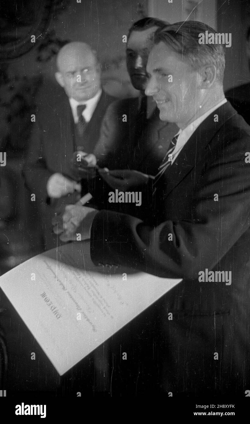 Warszawa, 1946-05-09. Obchody pierwszej rocznicy zakoñczenia II wojny ...