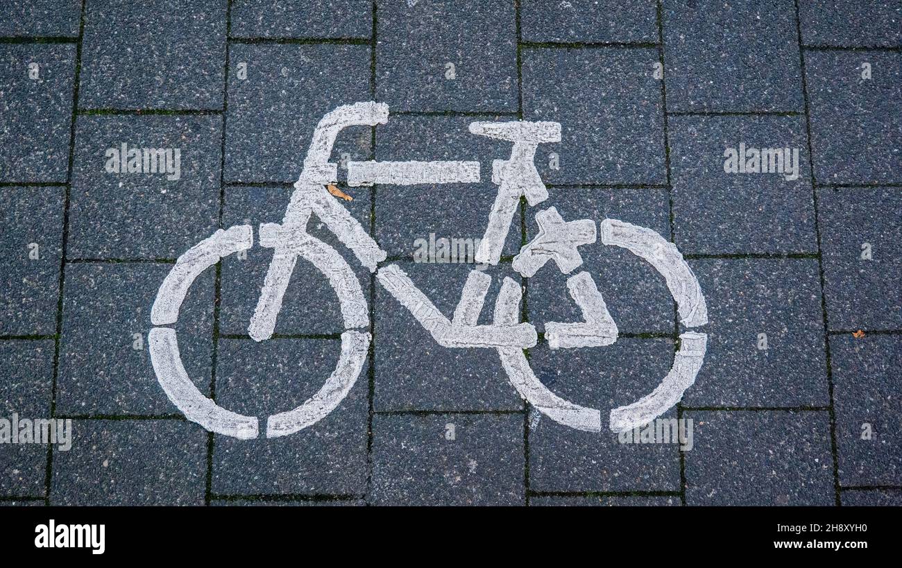 Close up of a bike marking sign on the ground Stock Photo - Alamy