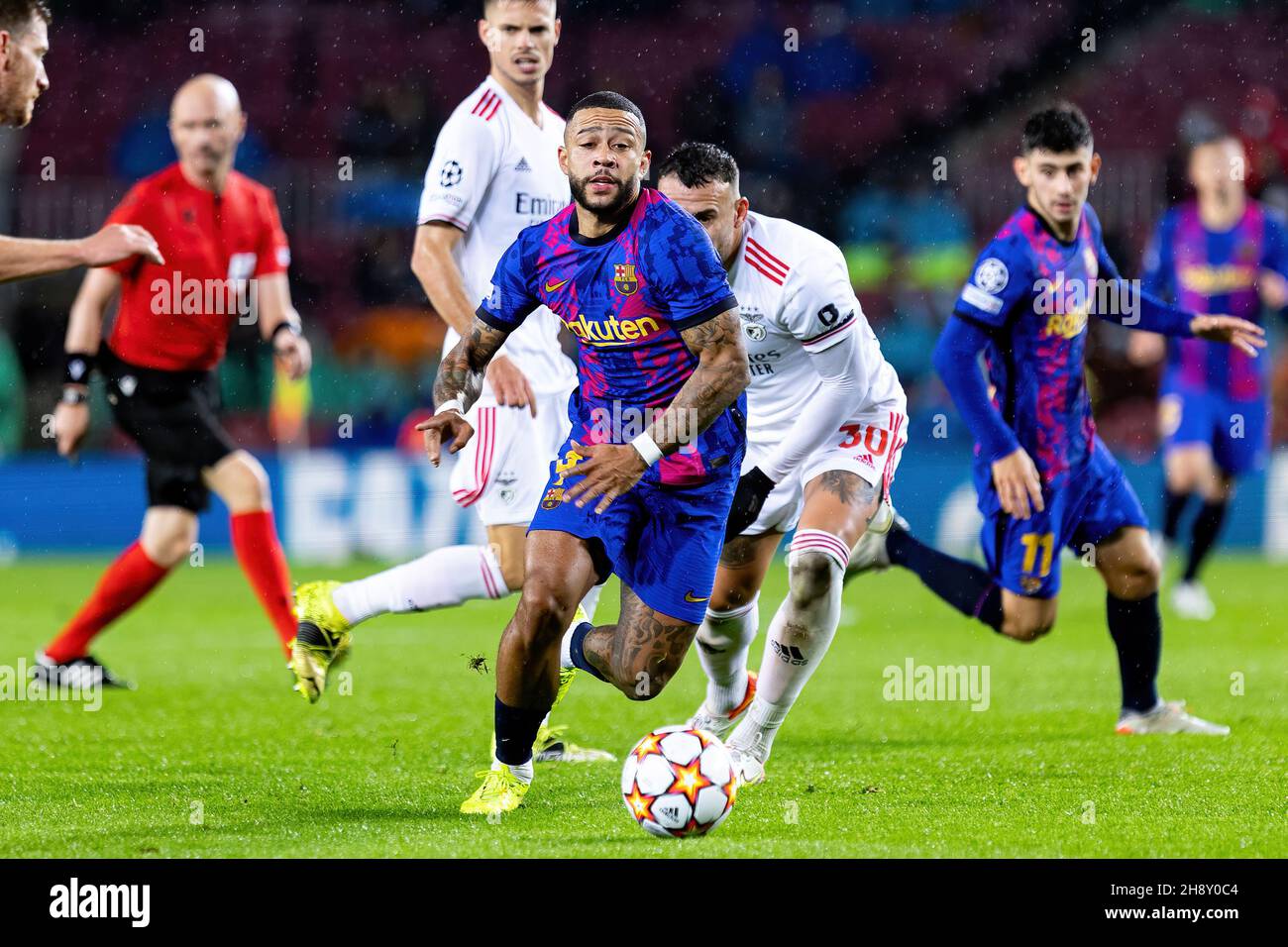 BARCELONA - NOV 23: Memphis Depay in action during the Uefa Champions ...