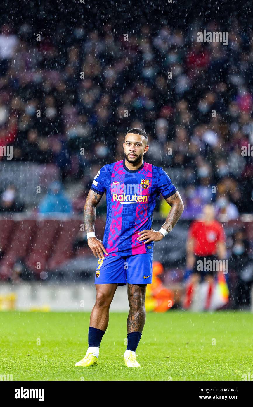 BARCELONA - NOV 23: Memphis Depay in action during the Uefa Champions ...