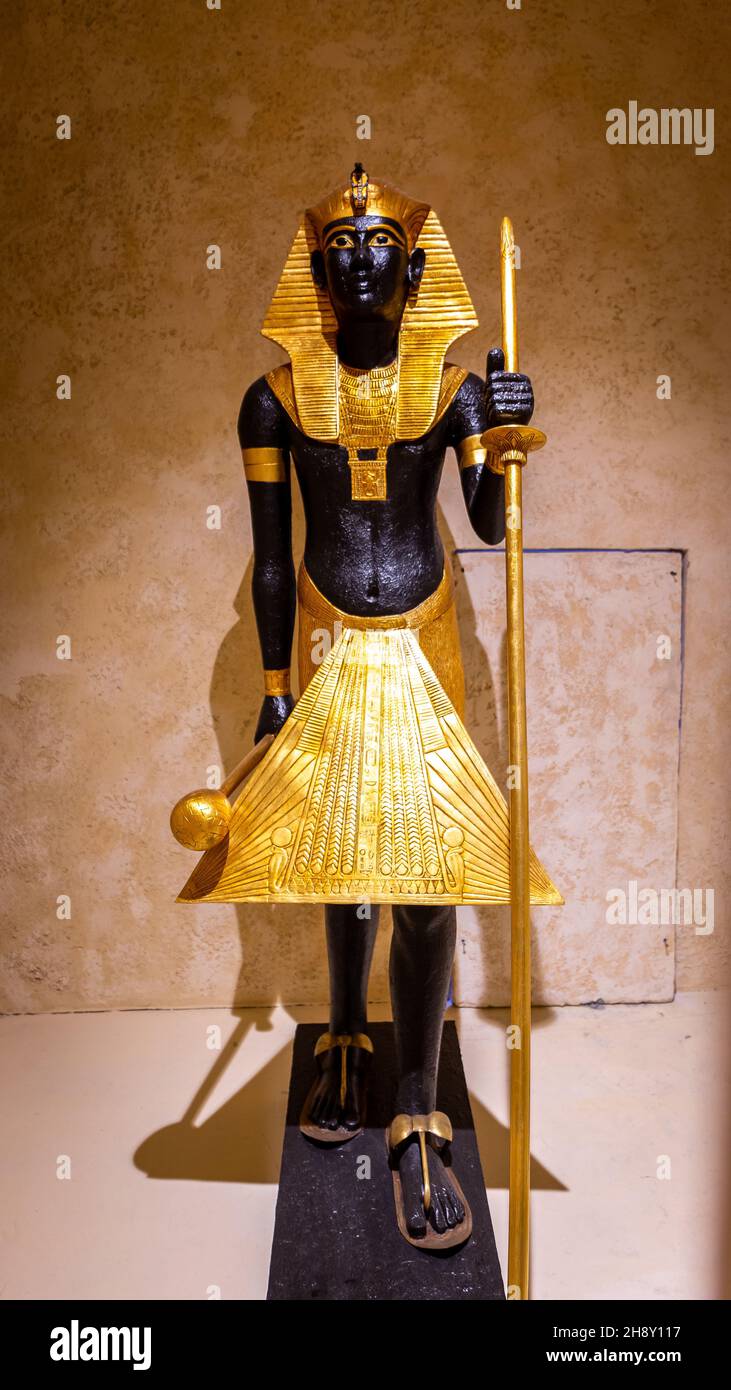 Guardian statue of king tutankhamun hi-res stock photography and images ...