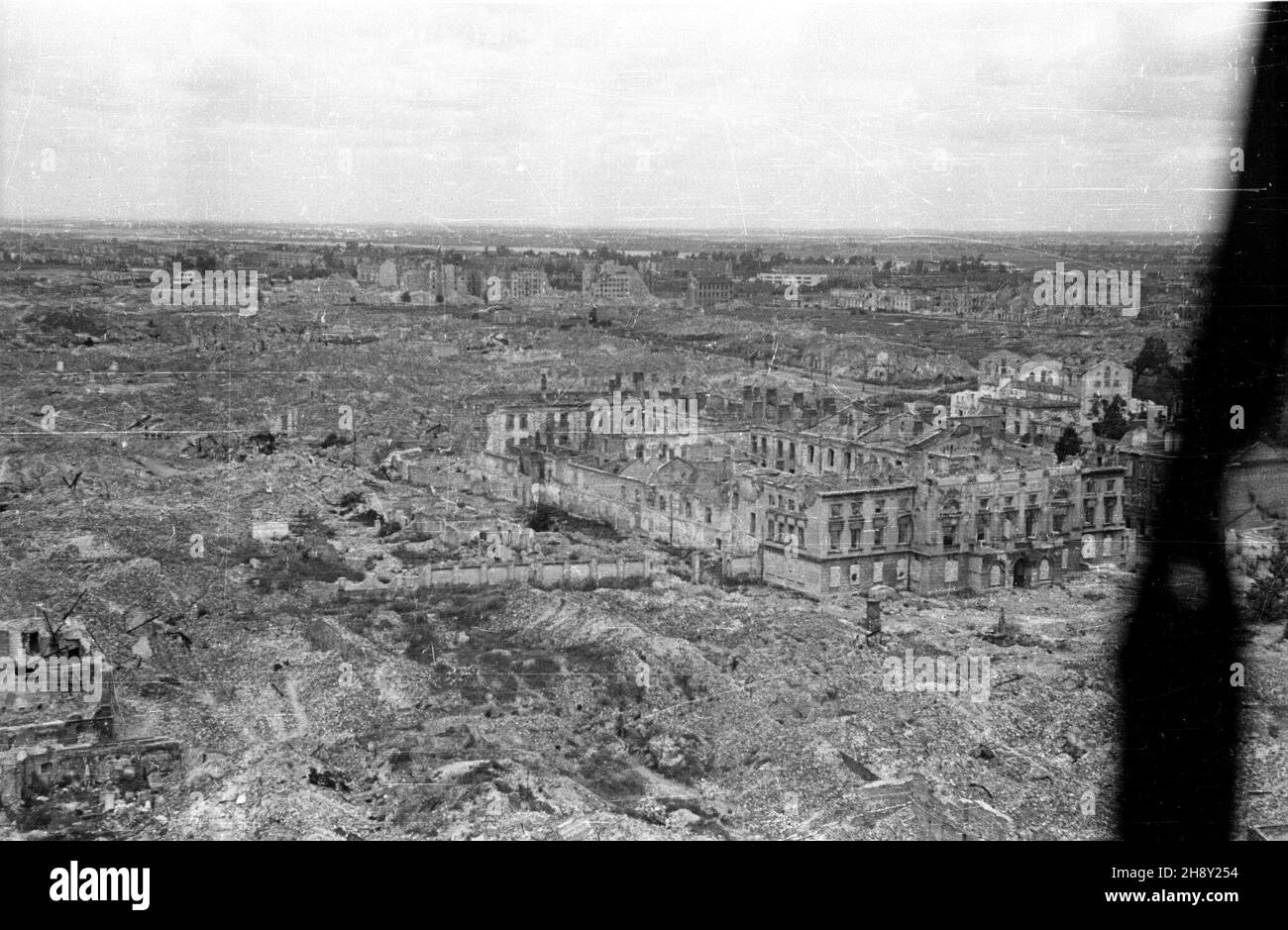 Warszawa, 1946. Ruiny getta. Na pierwszym planie zniszczony Pa³ac ...