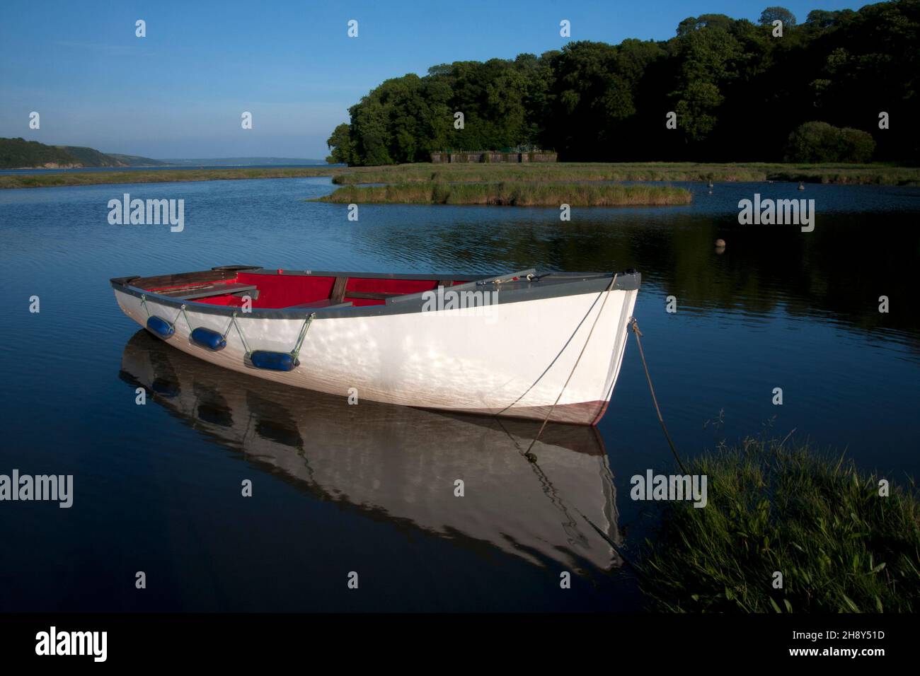 Castle estuary laugharne pembrokeshire river taf wales hi-res stock ...