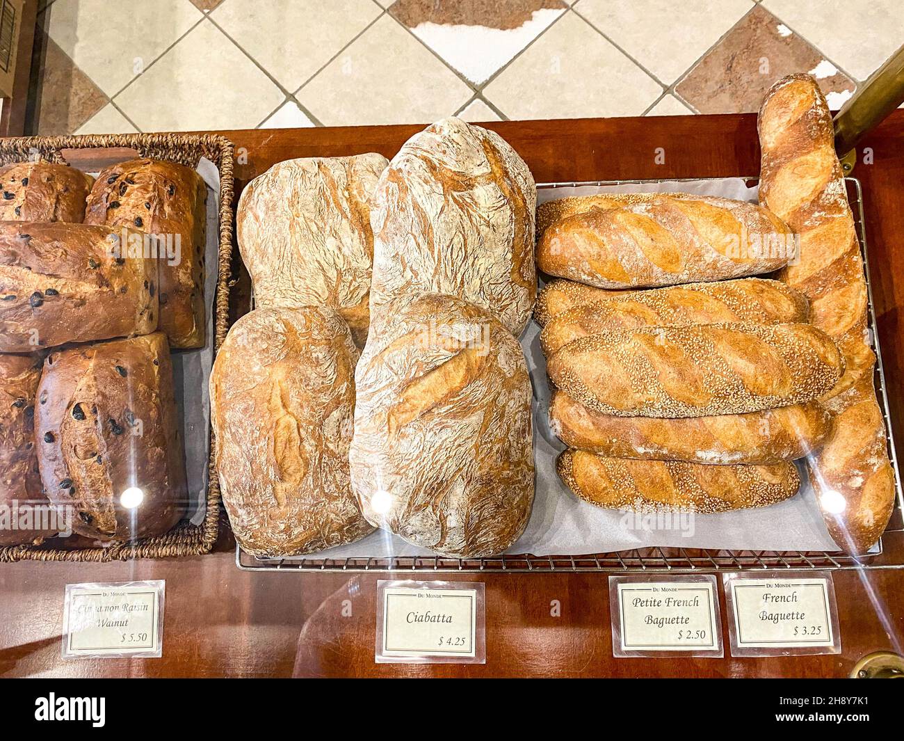 Fresh baked bread on display in bakery Stock Photo - Alamy