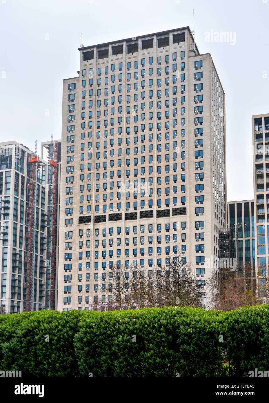 Concrete shell tall building london hi-res stock photography and images ...