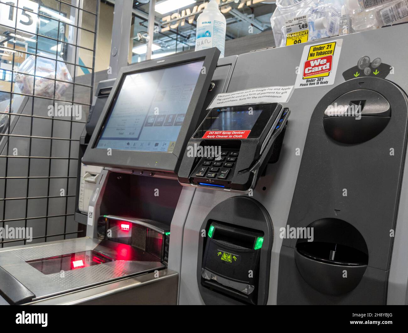 Self checkout machine hi-res stock photography and images - Alamy