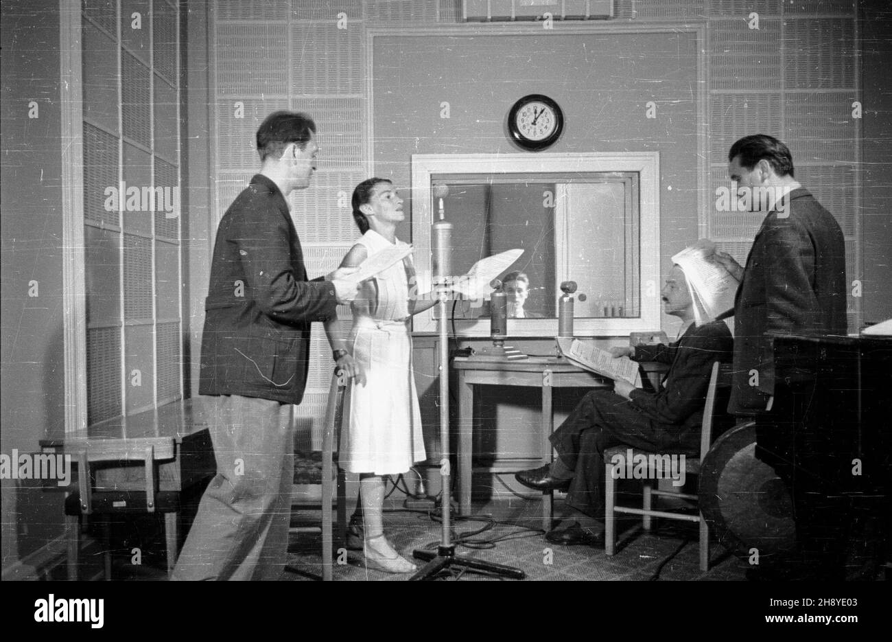 Pictured at the microphone hi-res stock photography and images - Alamy