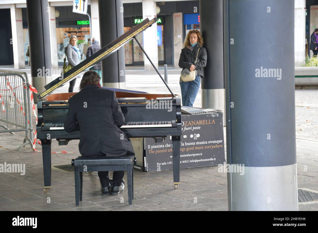 Street piano hi-res stock photography and images - Alamy