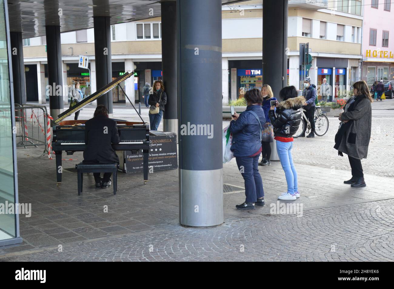 Street piano hi-res stock photography and images - Alamy