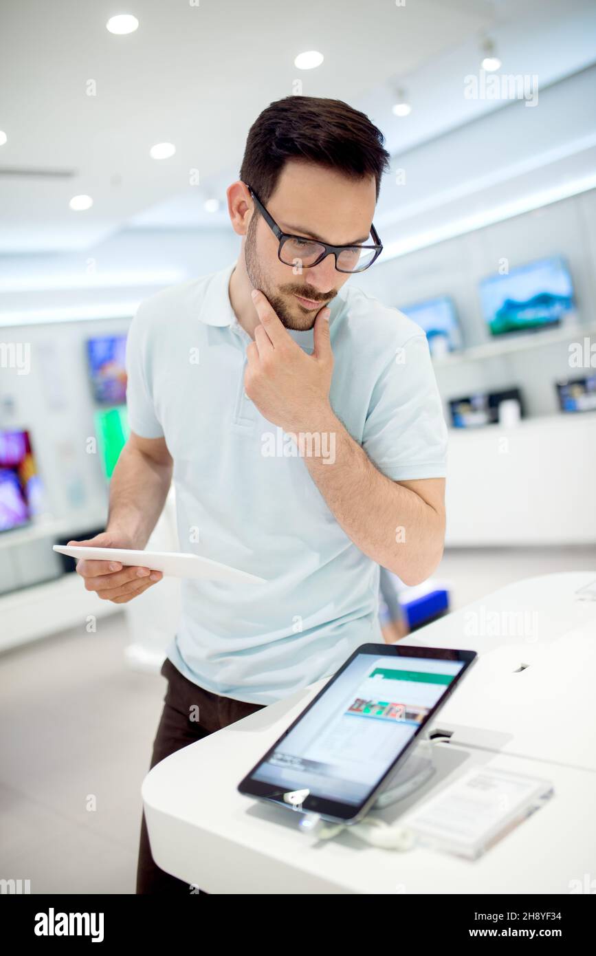 Electronics store salesman customer hi-res stock photography and images ...