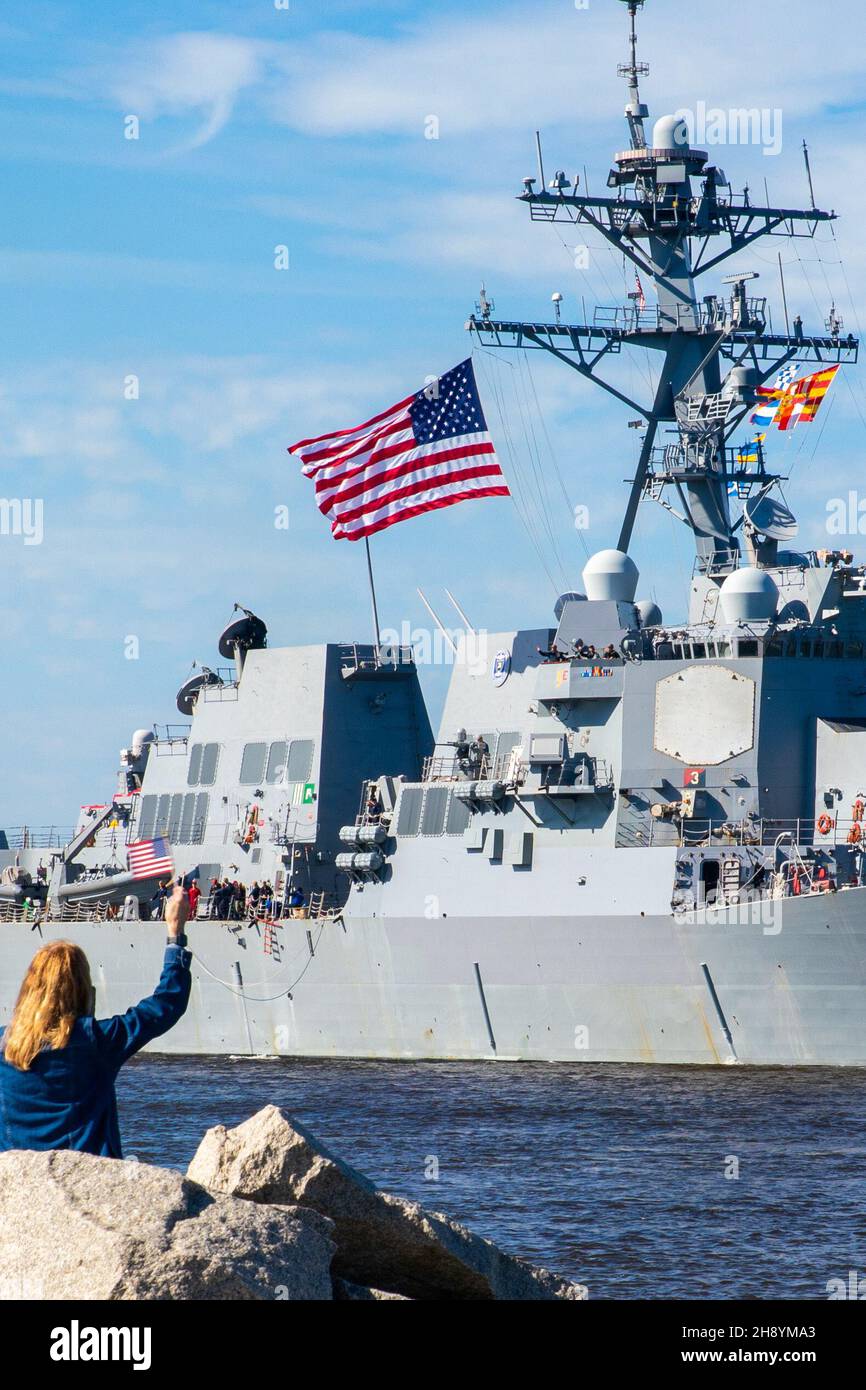 211201-N-GF955-1013 NAVAL STATION MAYPORT, Fla. (Dec. 1, 2021) The ...