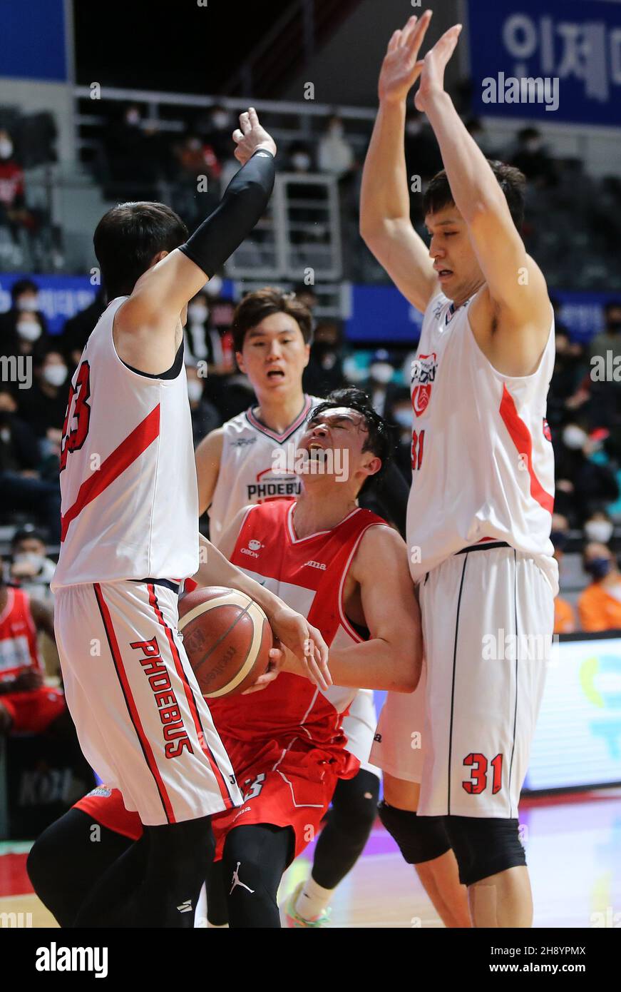 03rd Dec, 2021. Lee Dae-sung in action Lee Dae-sung (C) of the Goyang ...