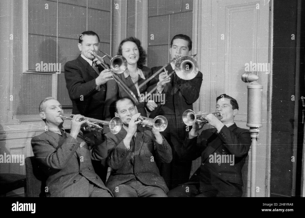 Warszawa, 1946-11. Orkiestra Taneczna Polskiego Radia w studiu ...