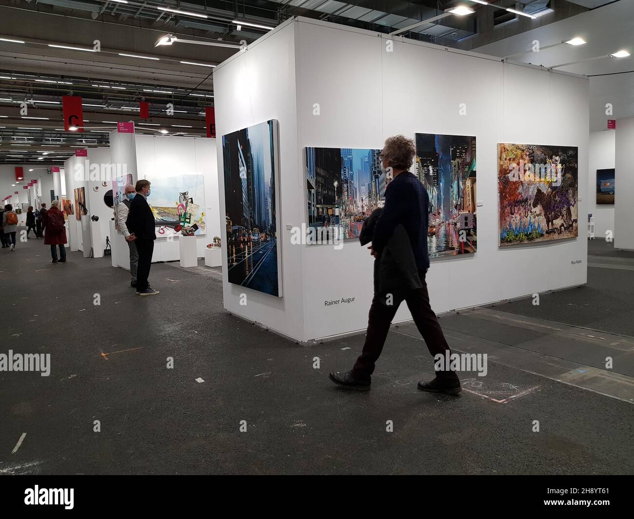 Paintings walking people discovery hi-res stock photography and images ...