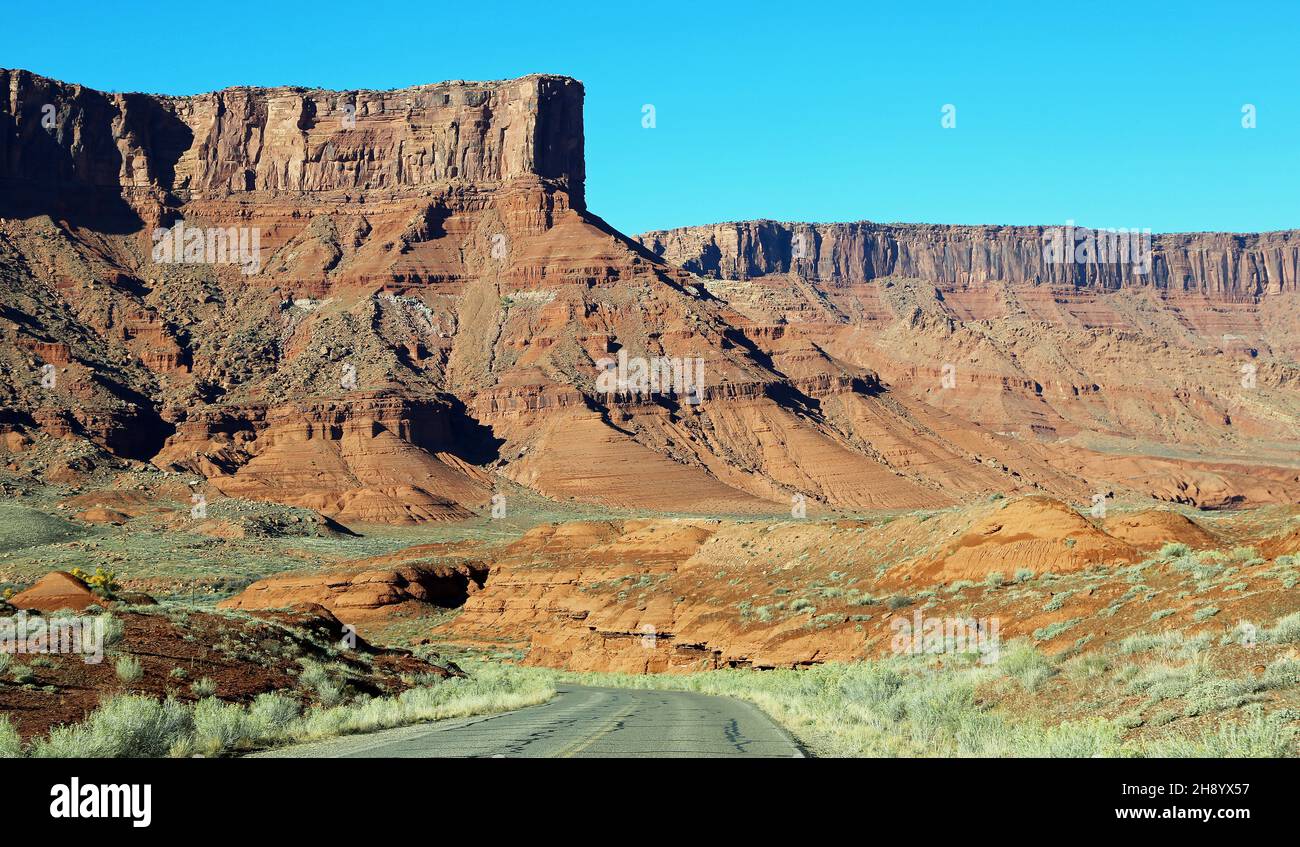Road in the valley hi-res stock photography and images - Alamy