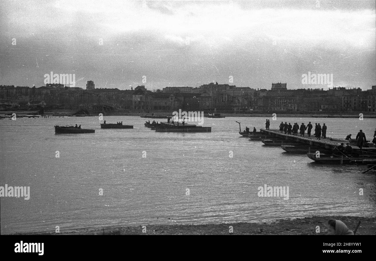 Pontoon bridge ww2 hi-res stock photography and images - Alamy