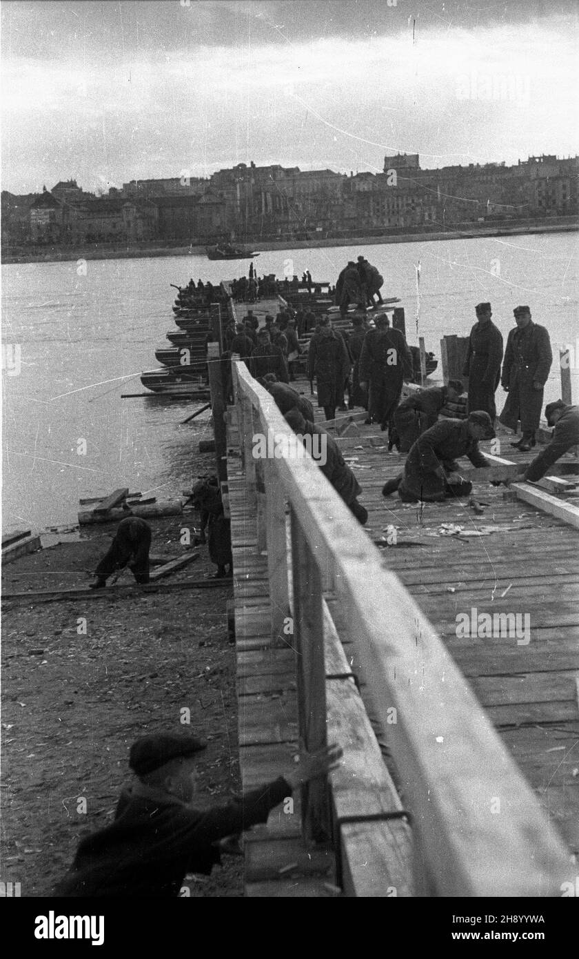 Pontoon bridge ww2 hi-res stock photography and images - Alamy