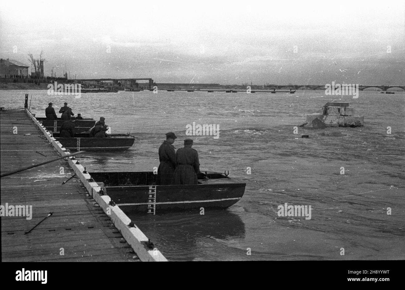 Pontoon bridge ww2 hi-res stock photography and images - Alamy