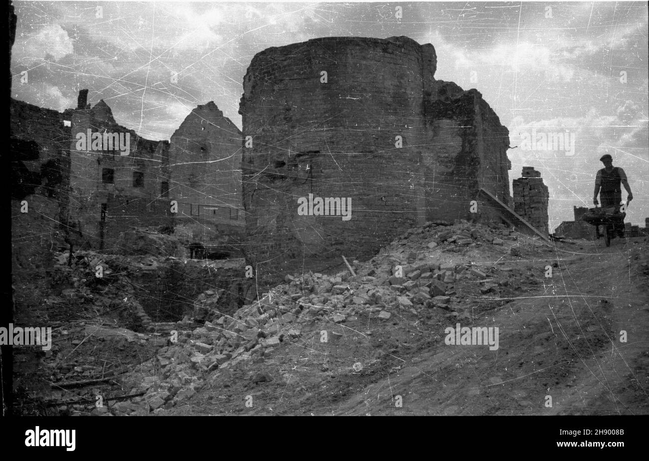 Warszawa, 1947, wiosna. Ruiny Starówki. Nz. odgruzowywanie okolic murów ...