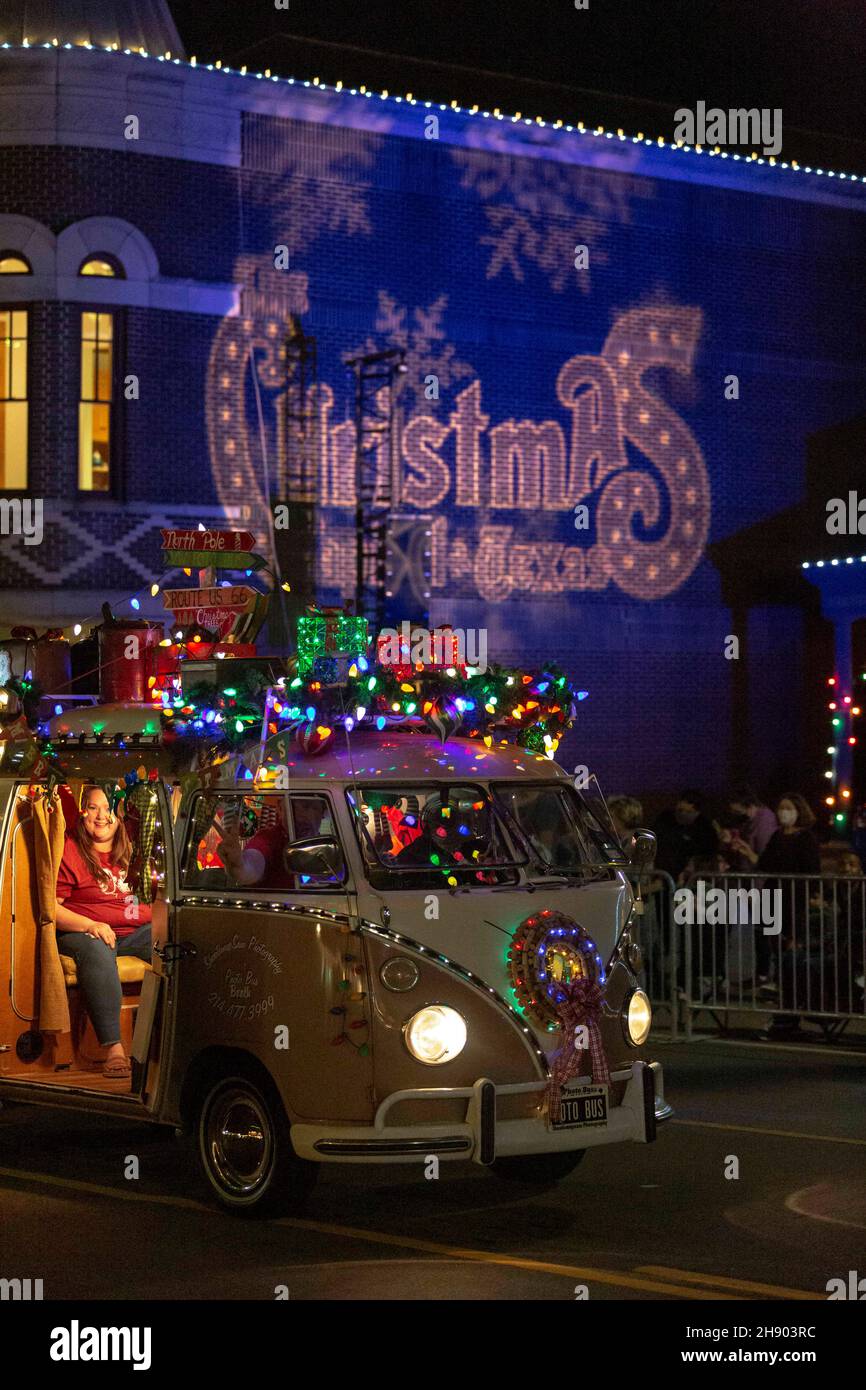 Grapevine, Texas, USA. 2nd Dec, 2021. The people's choice floats flood ...