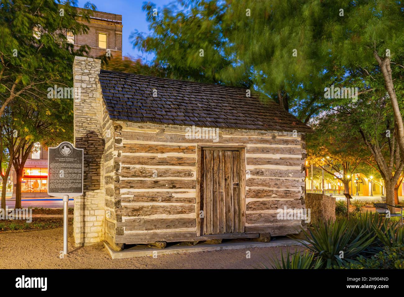 Log cabin pioneers building hi-res stock photography and images - Alamy