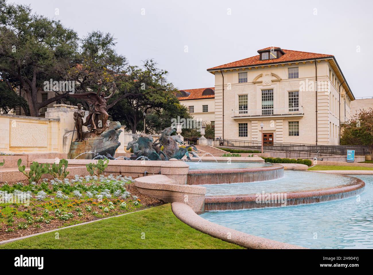 University texas austin littlefield fountain hi-res stock photography ...