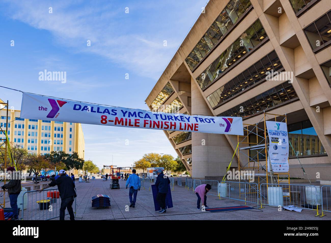Dallas, NOV 25 2021, Sign of the Dallas YMCA Turkey Trot finish line ...