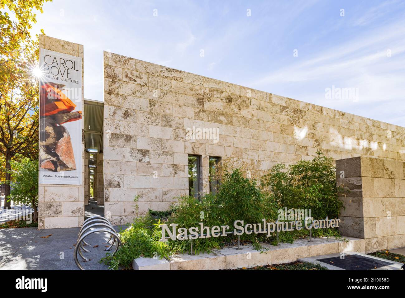 Dallas, NOV 25 2021, Sunny view of the Nasher Sculpture Center Stock ...