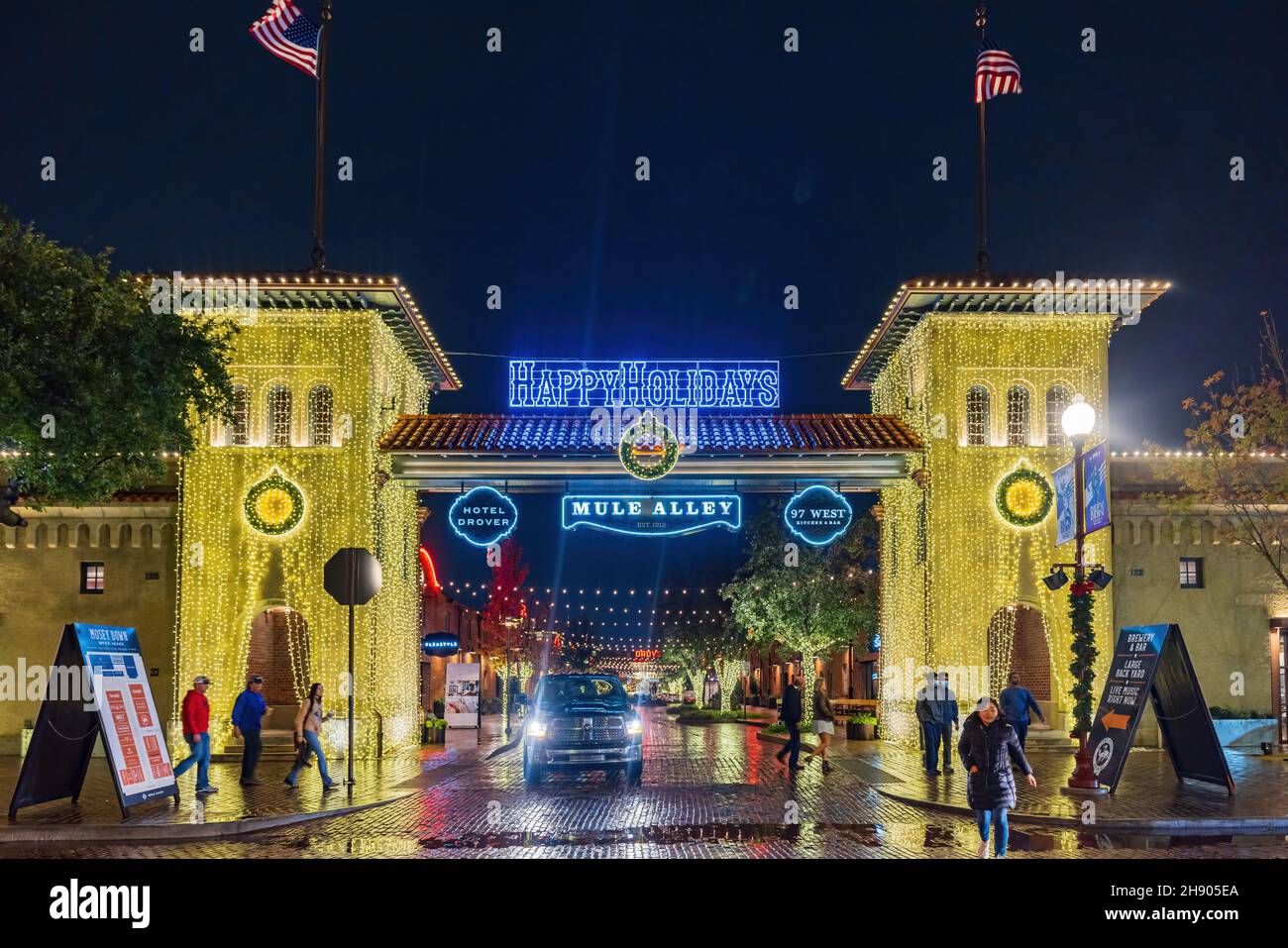 Fort Worth, NOV 27 2021, Night rainy view of the Exchange Ave and ...