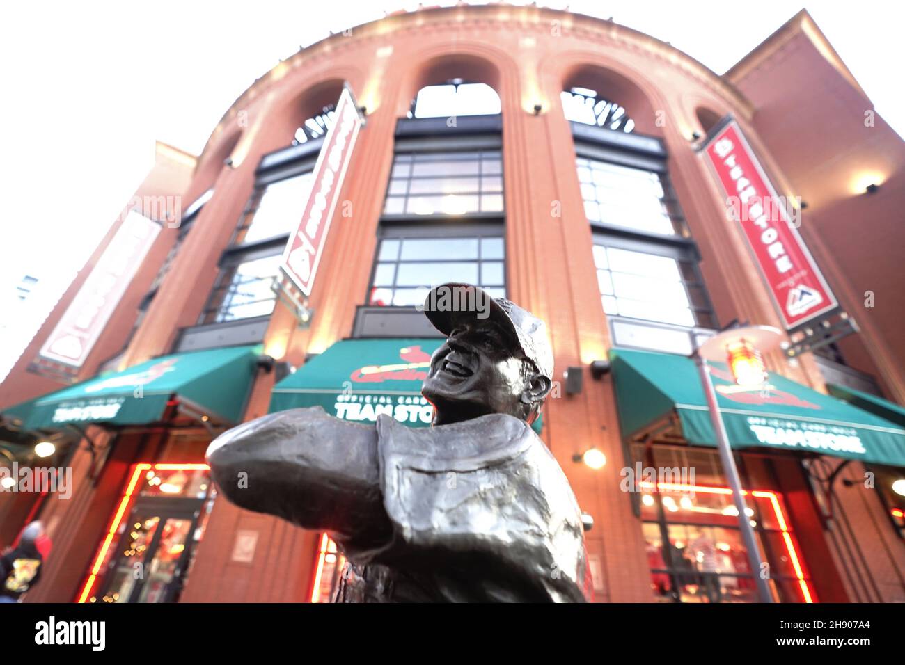 Stan musial statue busch stadium hi-res stock photography and images ...
