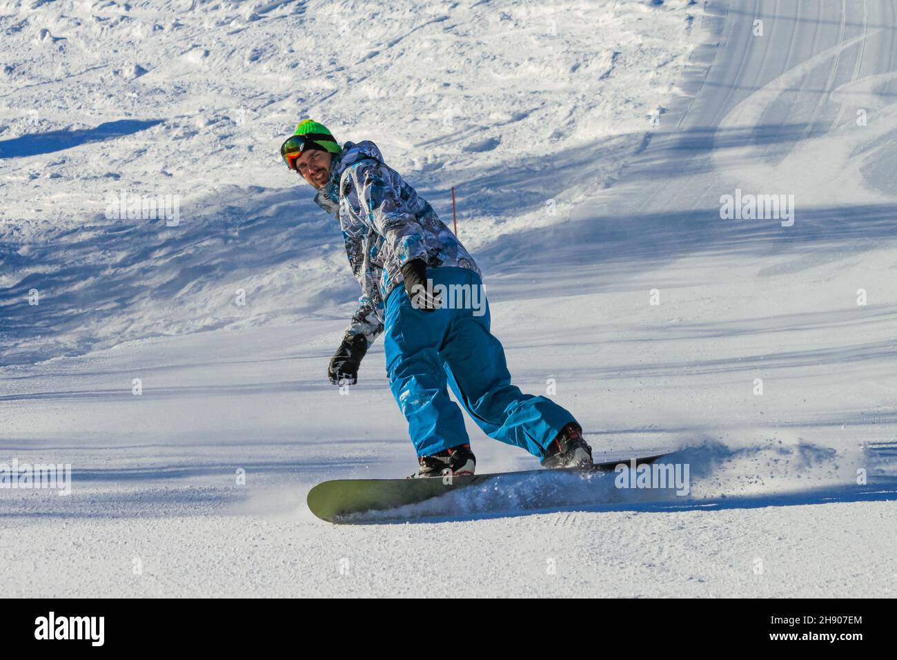 Man snowboarder out ski lift hi-res stock photography and images - Alamy