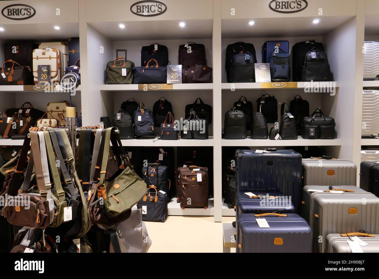 Suitcases store hi-res stock photography and images - Alamy