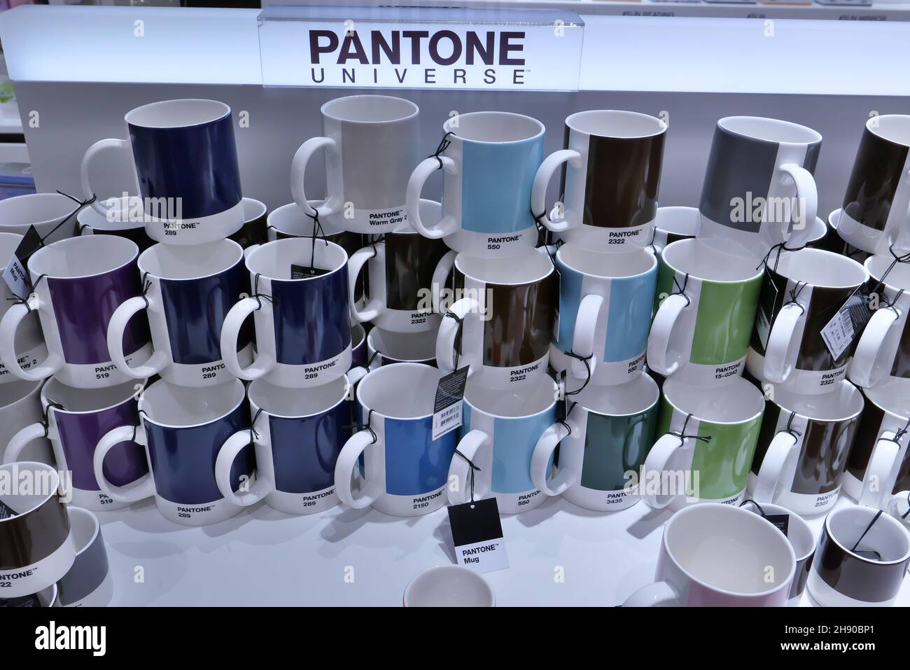 PANTONE WHITE PORCELAIN CUPS ON DISPLAY INSIDE THE FASHION STORE Stock ...