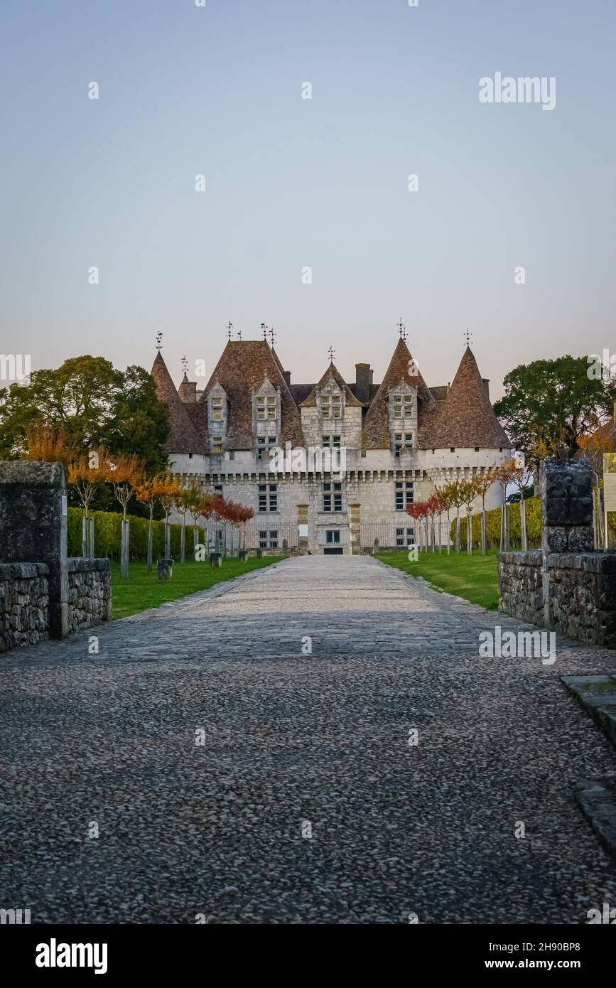 Monbazillac castle hi-res stock photography and images - Alamy