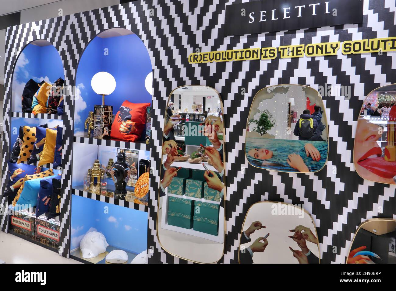 SELETTI HOME DESIGN ELEMENTS ON DISPLAY INSIDE THE FASHION STORE Stock ...