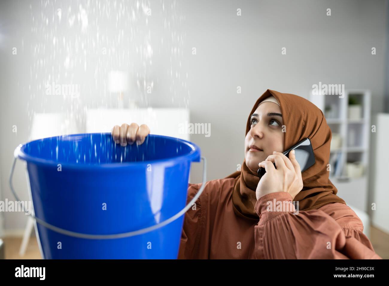Mobile phone call muslim woman calling hi-res stock photography and ...