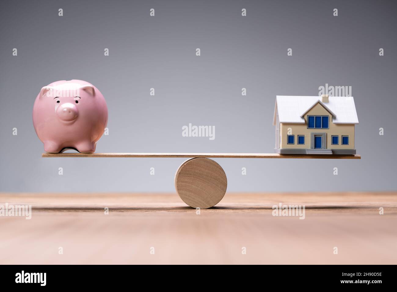 Table balance hi-res stock photography and images - Alamy