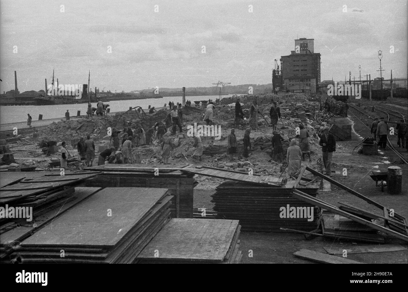 Gdañsk, 1947. Odbudowa zniszczonego w czasie II wojny œwiatowej portu ...