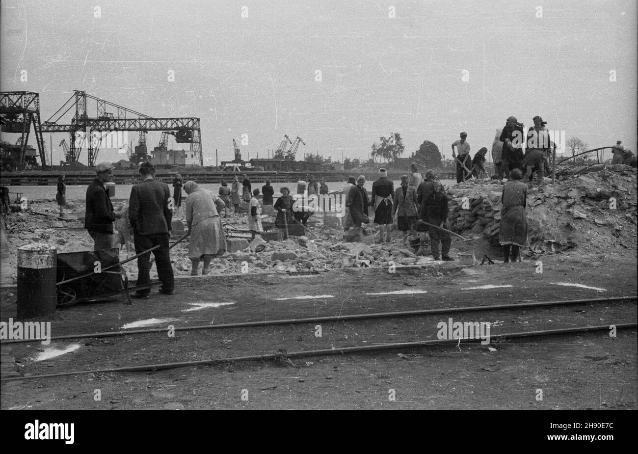 Gdañsk, 1947. Odbudowa zniszczonego w czasie II wojny œwiatowej portu ...