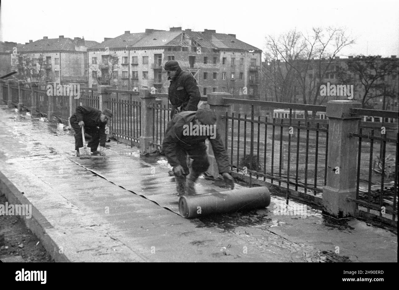 Warszawa, 1947. Odbudowa stolicy po wojnie. Nz. uk³adanie nawierzchni ...
