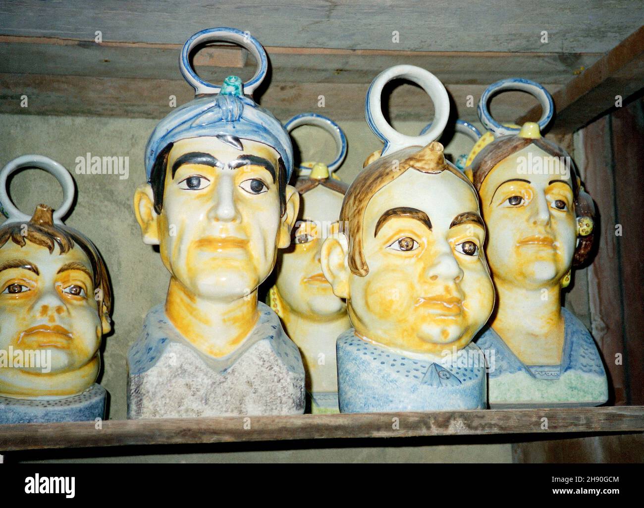 BOTIJOS CON CARAS DE VALENCIANOS - VIDRIADOS Y POLICROMADOS. Location ...