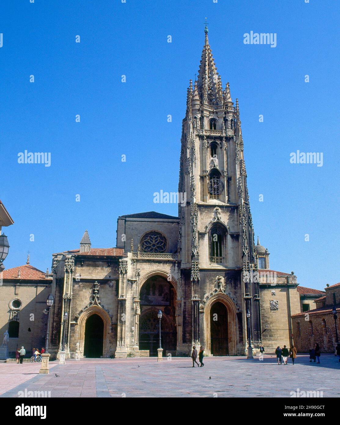 Catedral de oviedo exterior hi-res stock photography and images - Alamy